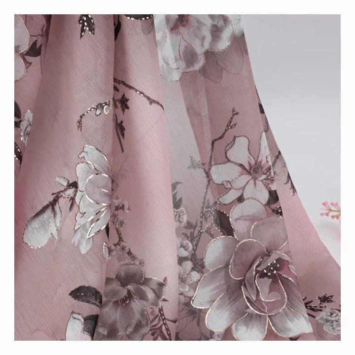 Tela de gasa de crepé transparente con estampado de flores rosas ...