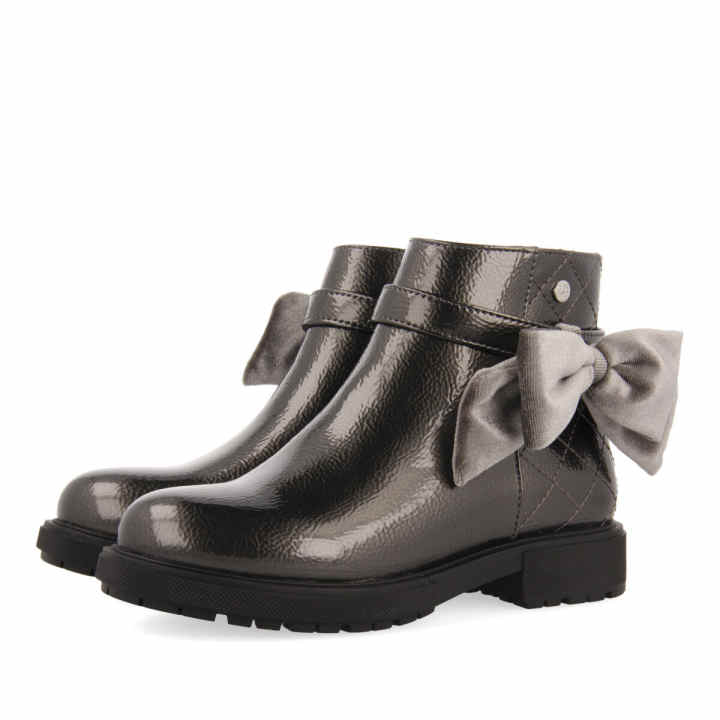 BOTINES GRISES ACHAROLADO CON LAZO PARA NIÑA WEBUYE | Miravia