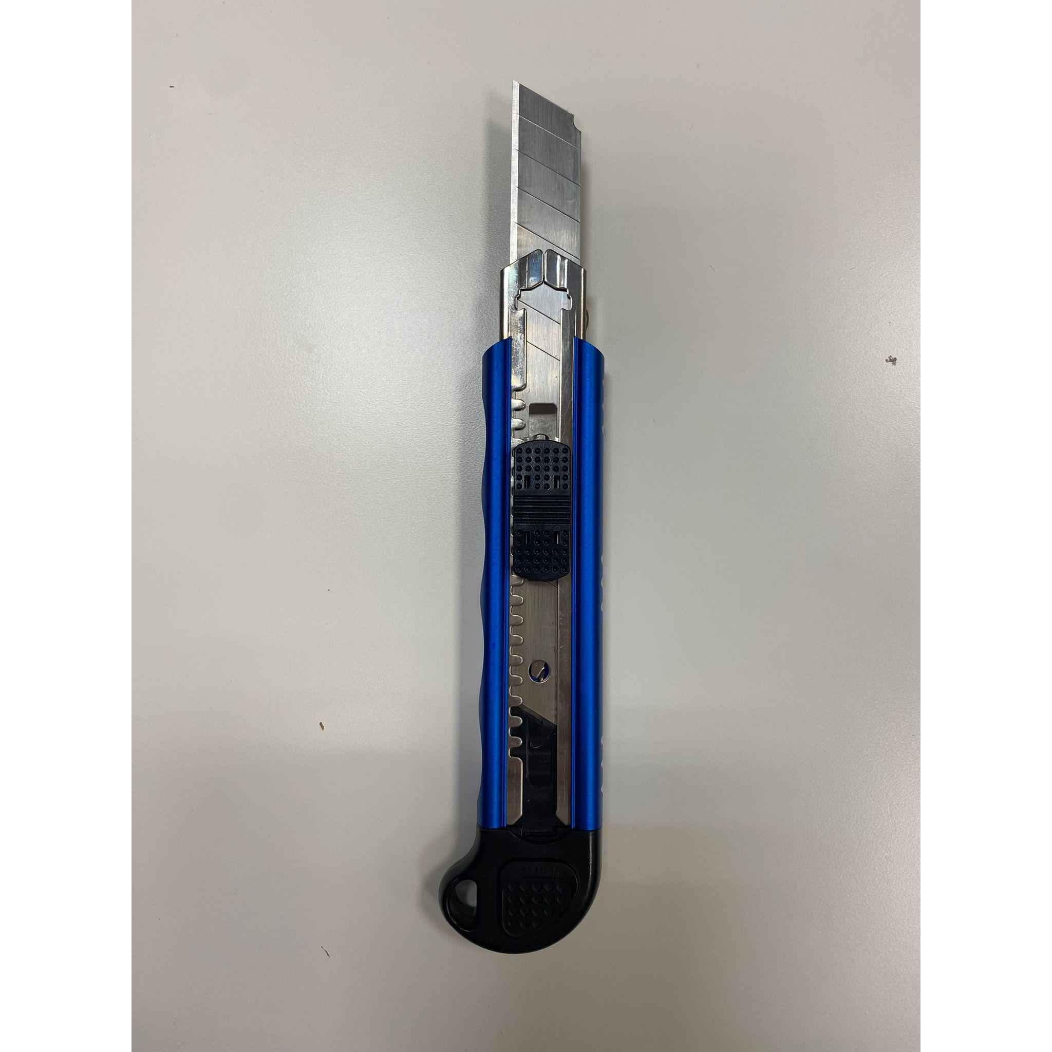 Cutter Aluminio profesional 18 mm. con 5 Hojas 3 CUTTER | Miravia