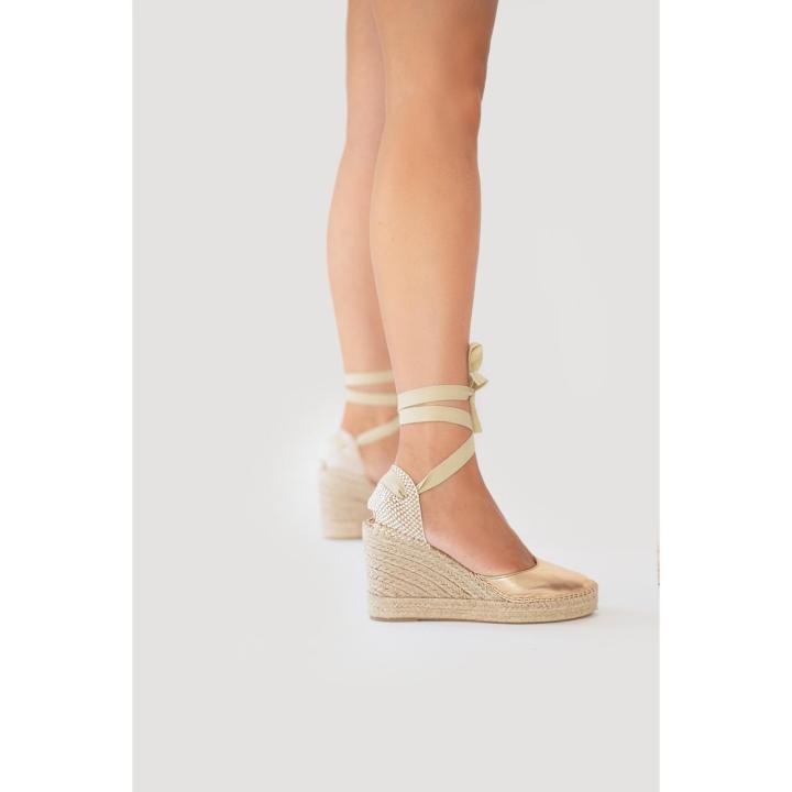 AITANA - Oro ALPARGATA DE PIEL COSIDA A MANO CUÑA 10CM. Cuña de yute ...
